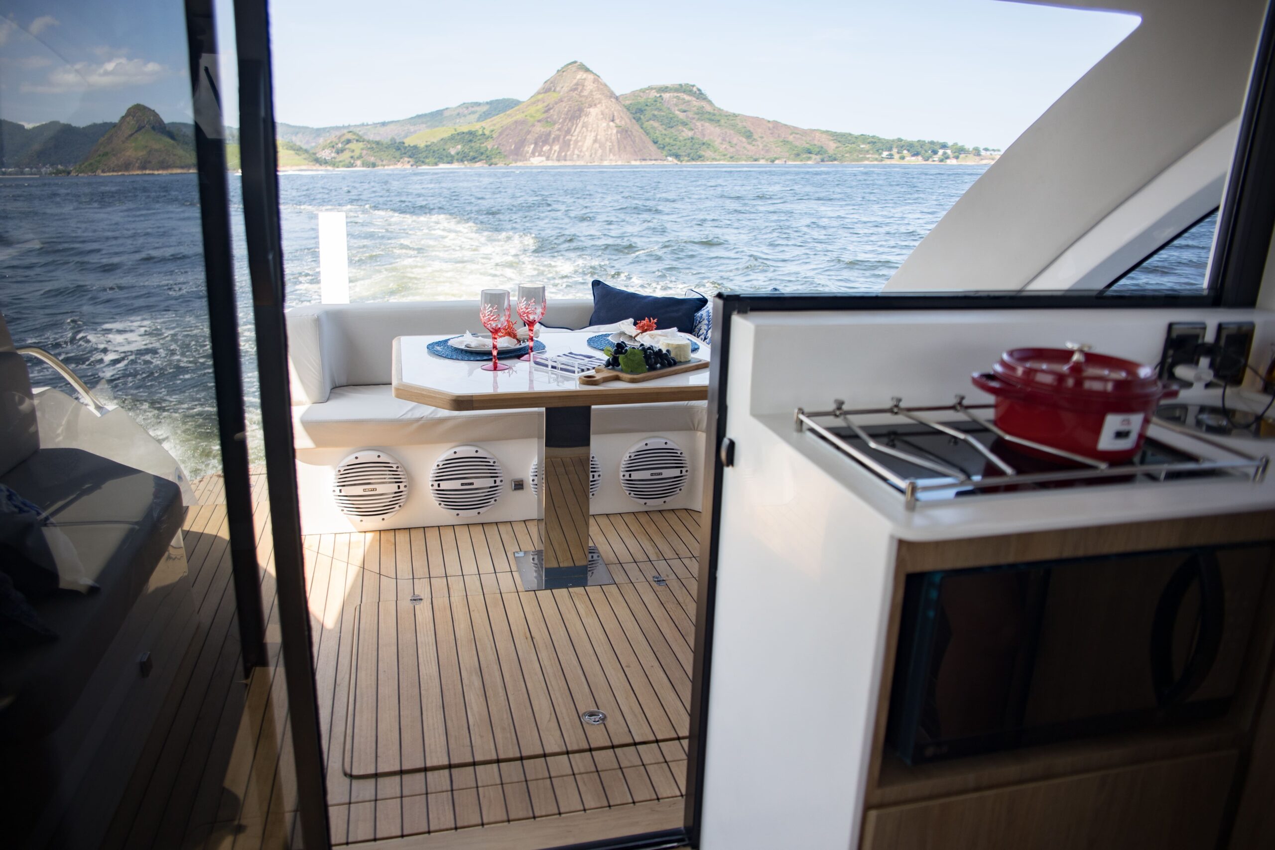 NX50 INVICTUS FLY - NX Boats - Design, conforto e performance