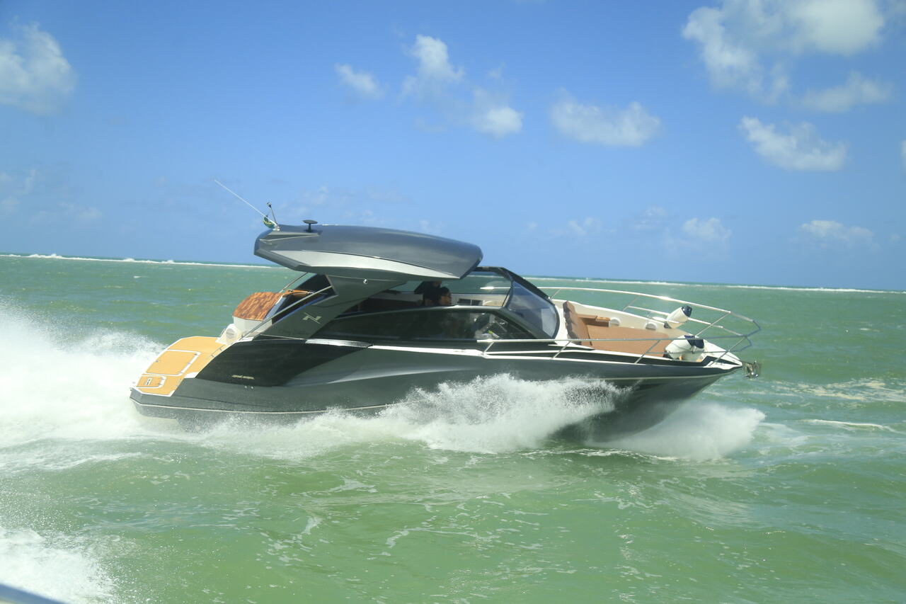 Tipos de Lancha: Descubra a Ideal para Suas Aventuras